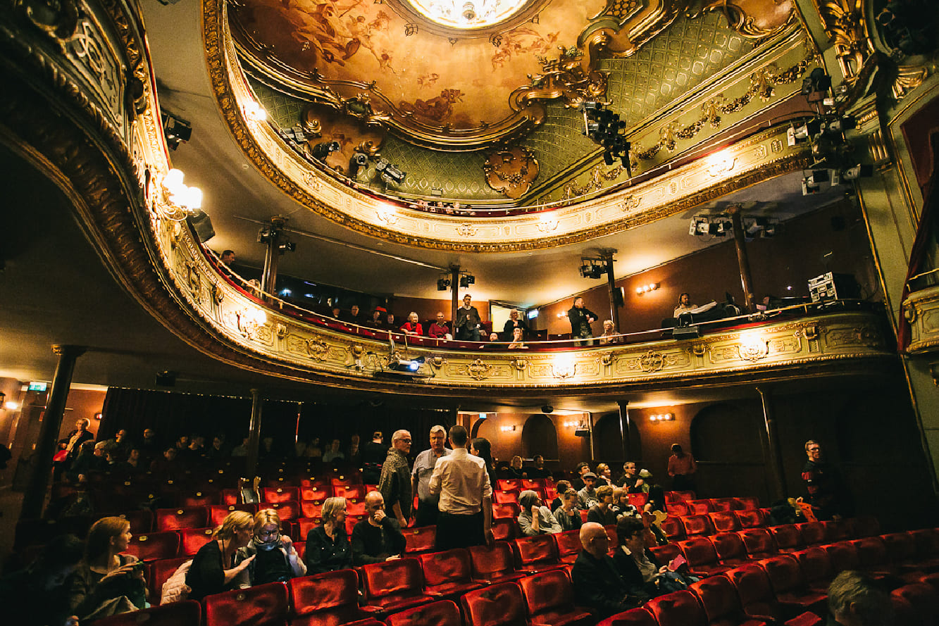 Boka Stora Scen - Sveriges äldsta aktiva privatteater - Södra Teatern